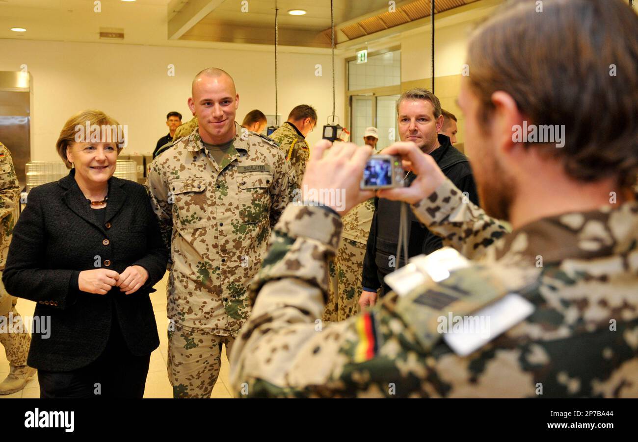 Bundeskanzlerin Angela Merkel (CDU) posiert am Samstag (18.12.10) im Feldlager der Bundeswehr in ...