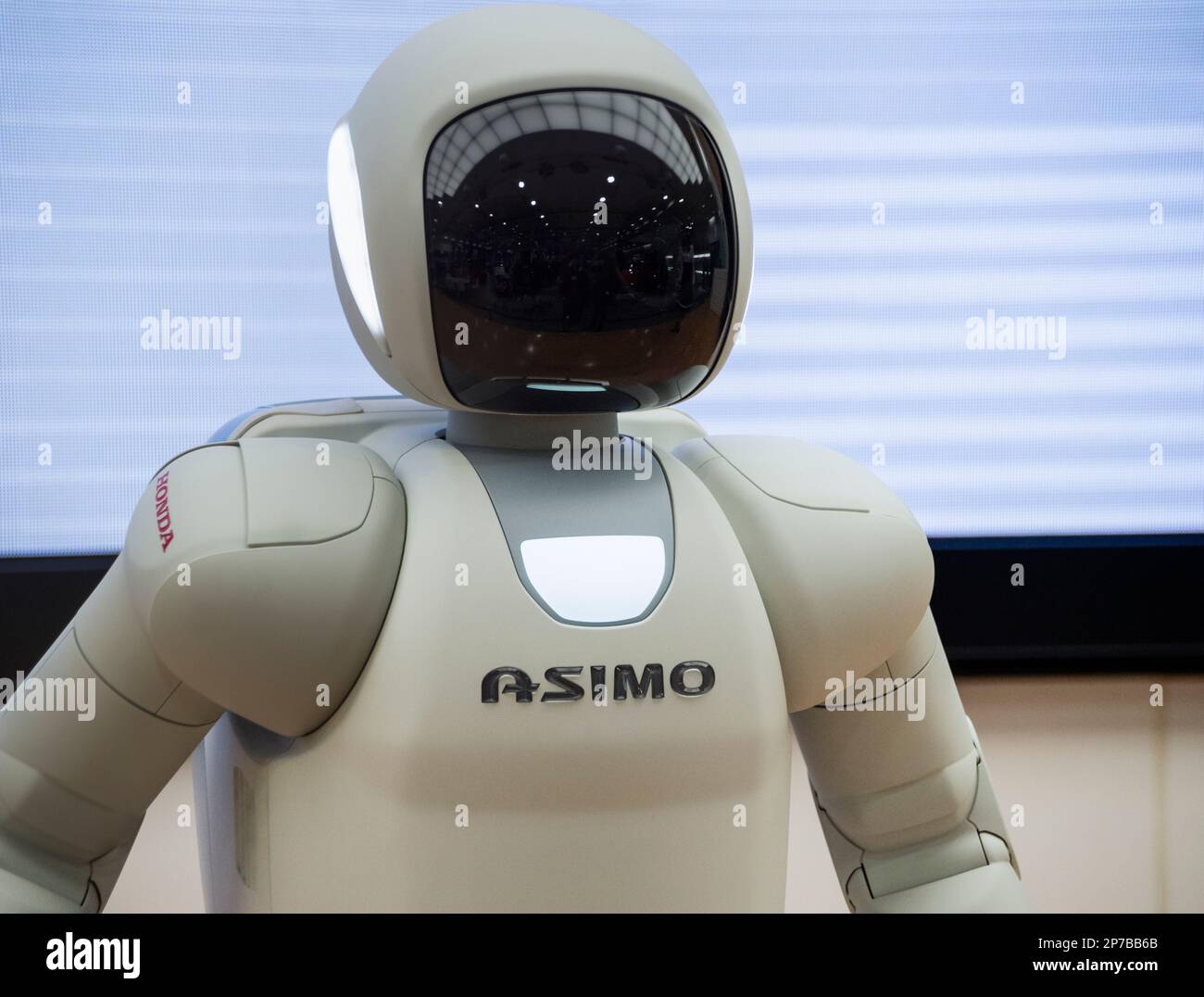 The robot Asimo performing at a meet and greet session at Honda HQ ...