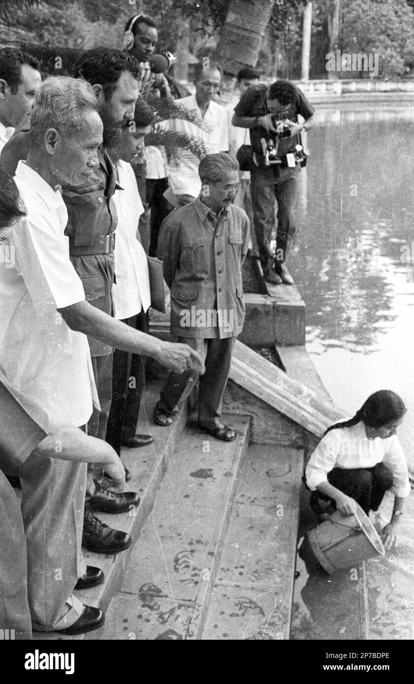 Fidel Castro, second from left, and Vietnam’s then prime minister, Pham ...