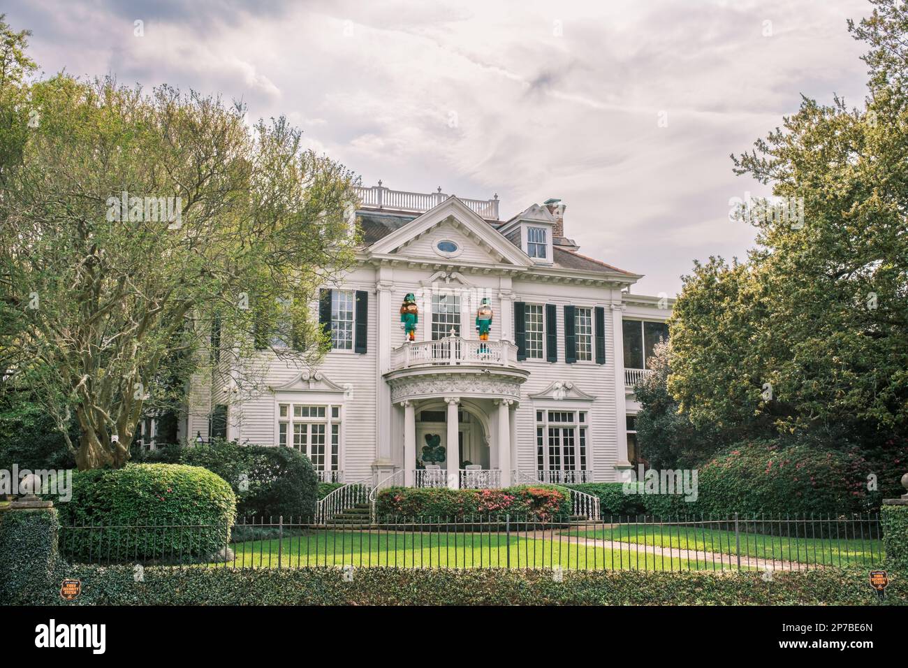 White mansion hi-res stock photography and images - Alamy