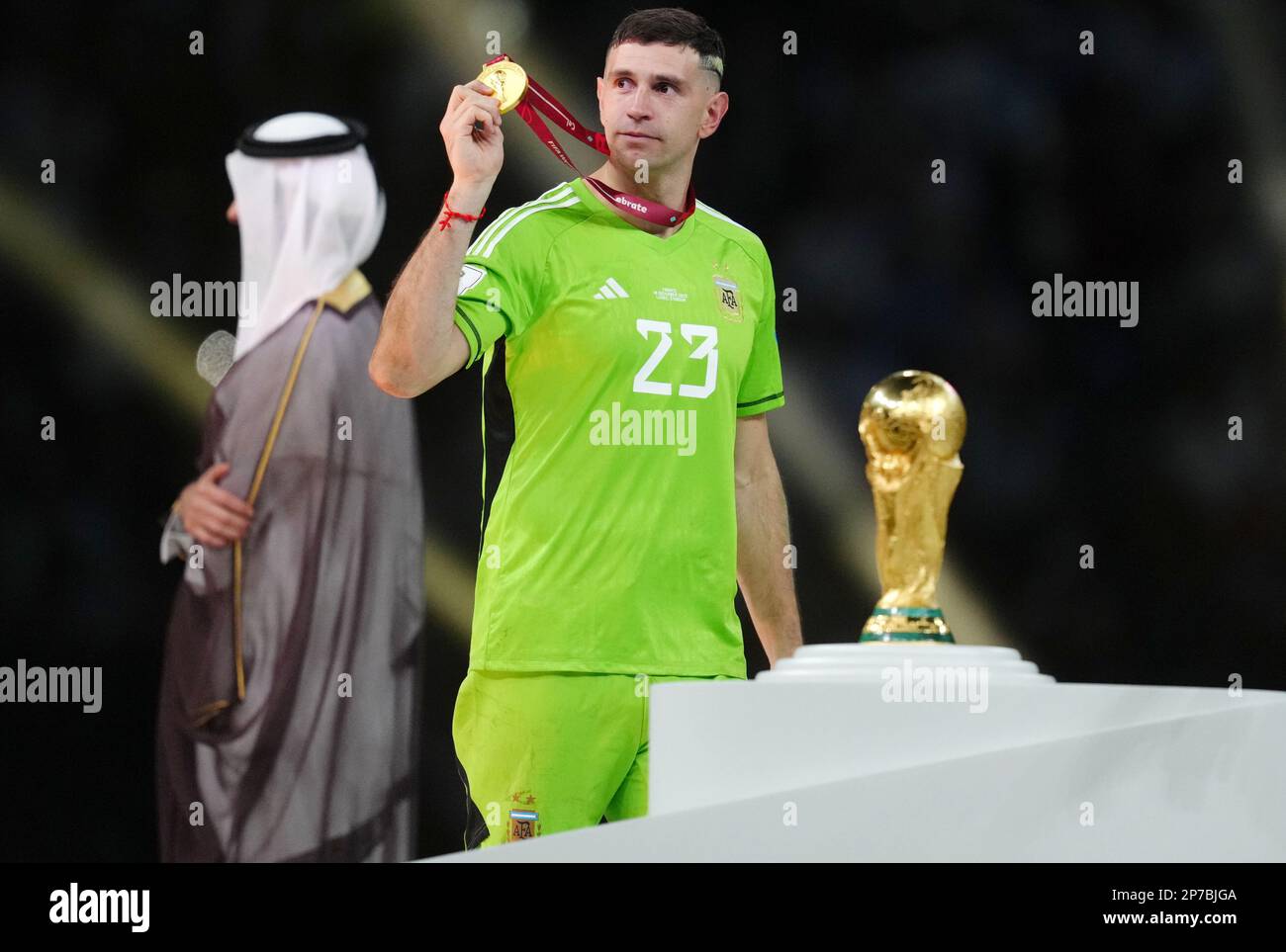 Argentina goalkeeper Emiliano Martinez celebrates showing off his World ...