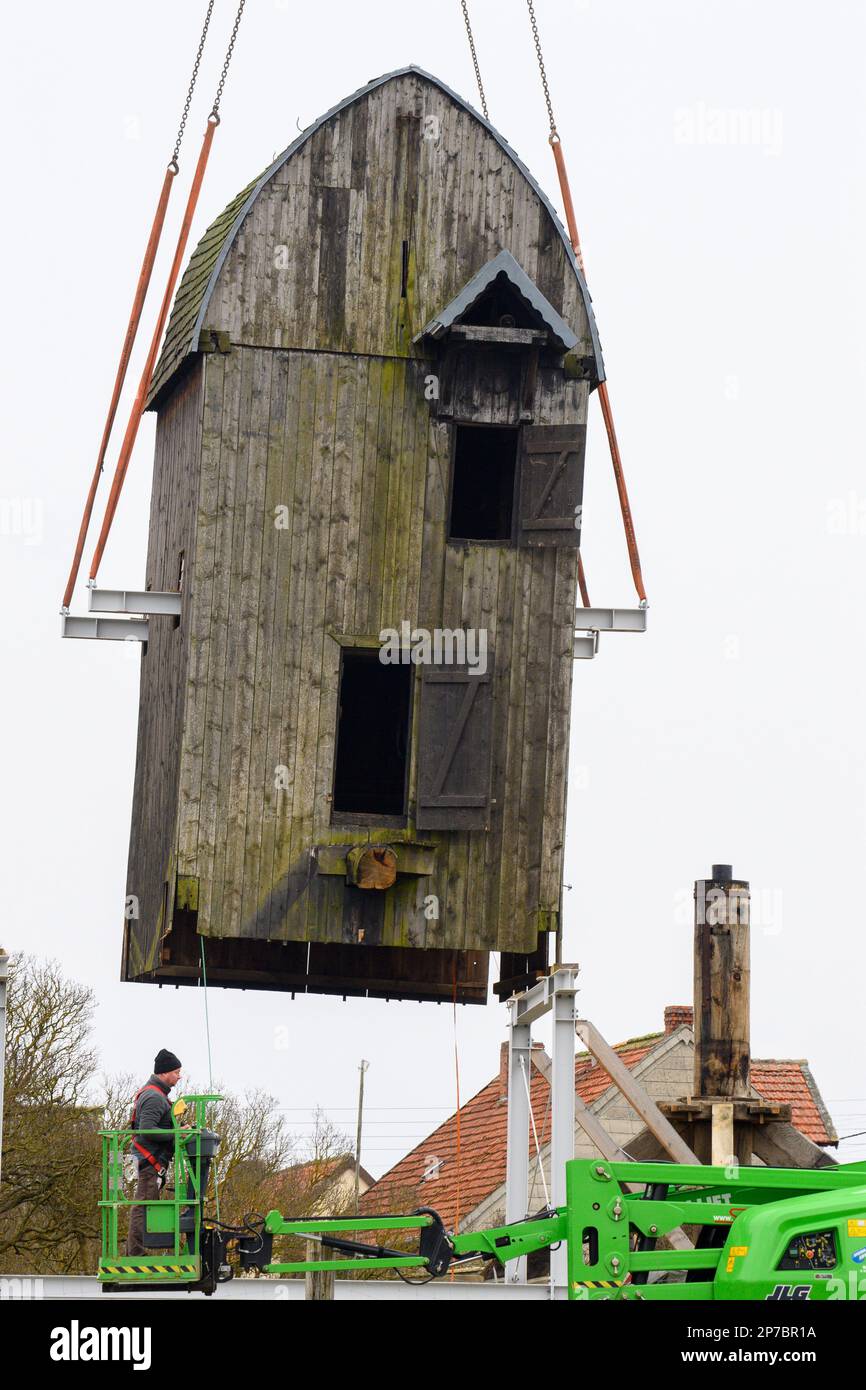 Etingen, Germany. 08th Mar, 2023. A crane lifts the house of the Eting ...