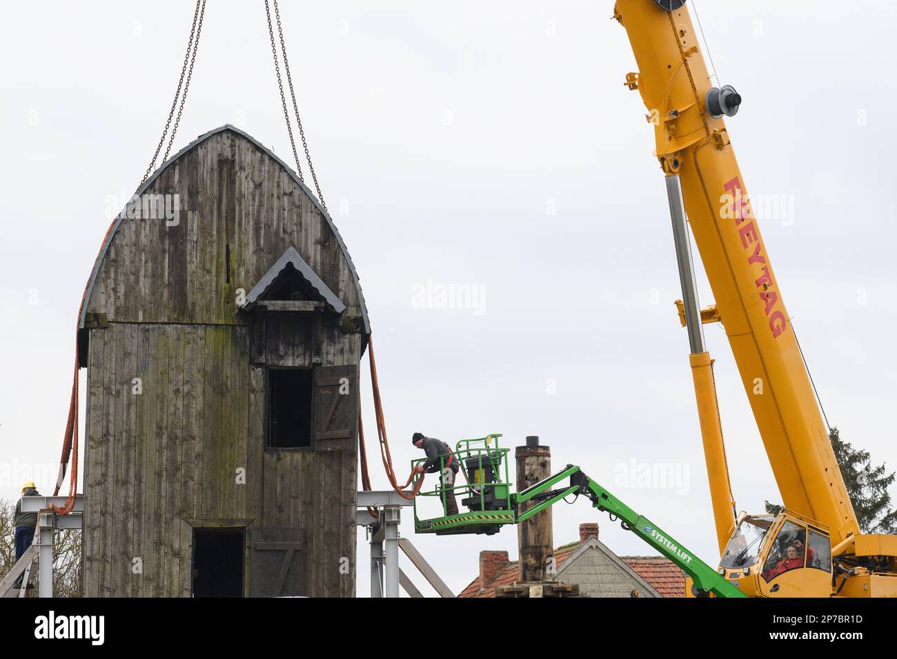 Etingen, Germany. 08th Mar, 2023. Workers attach the house of the Eting ...
