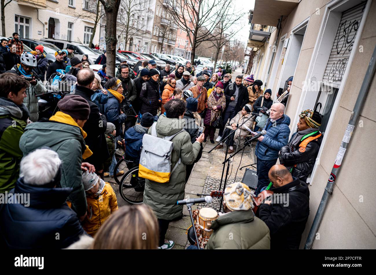 Berlin, Germany. 08th Mar, 2023. Residents and visitors watch the ...