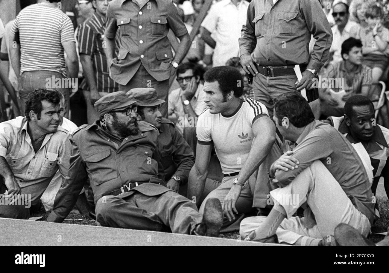 Cuba's leader Fidel Castro, second from left, talks with Cuban ...