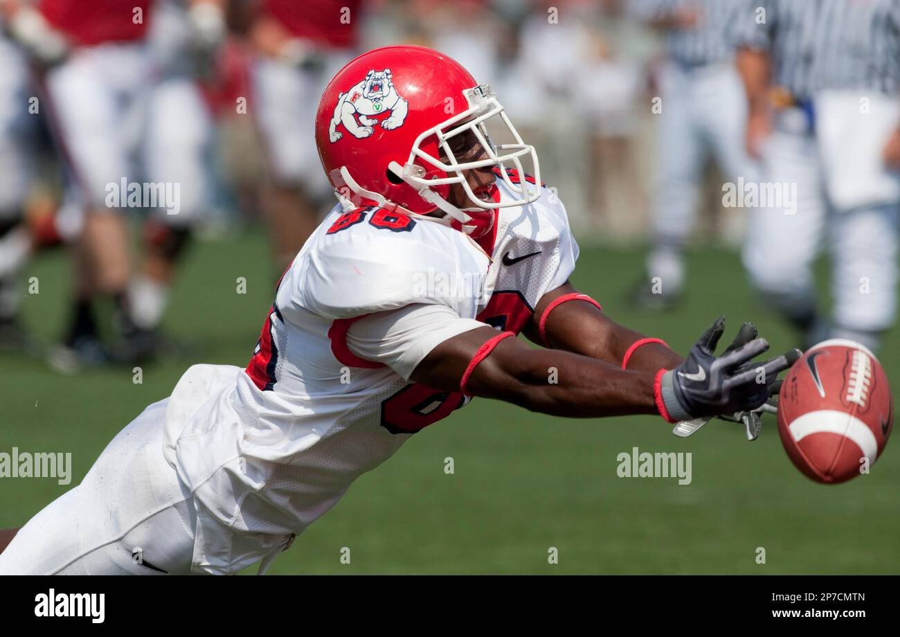 Fresno State Bulldogs wide receiver Darren Newborn (86) dives for an ...
