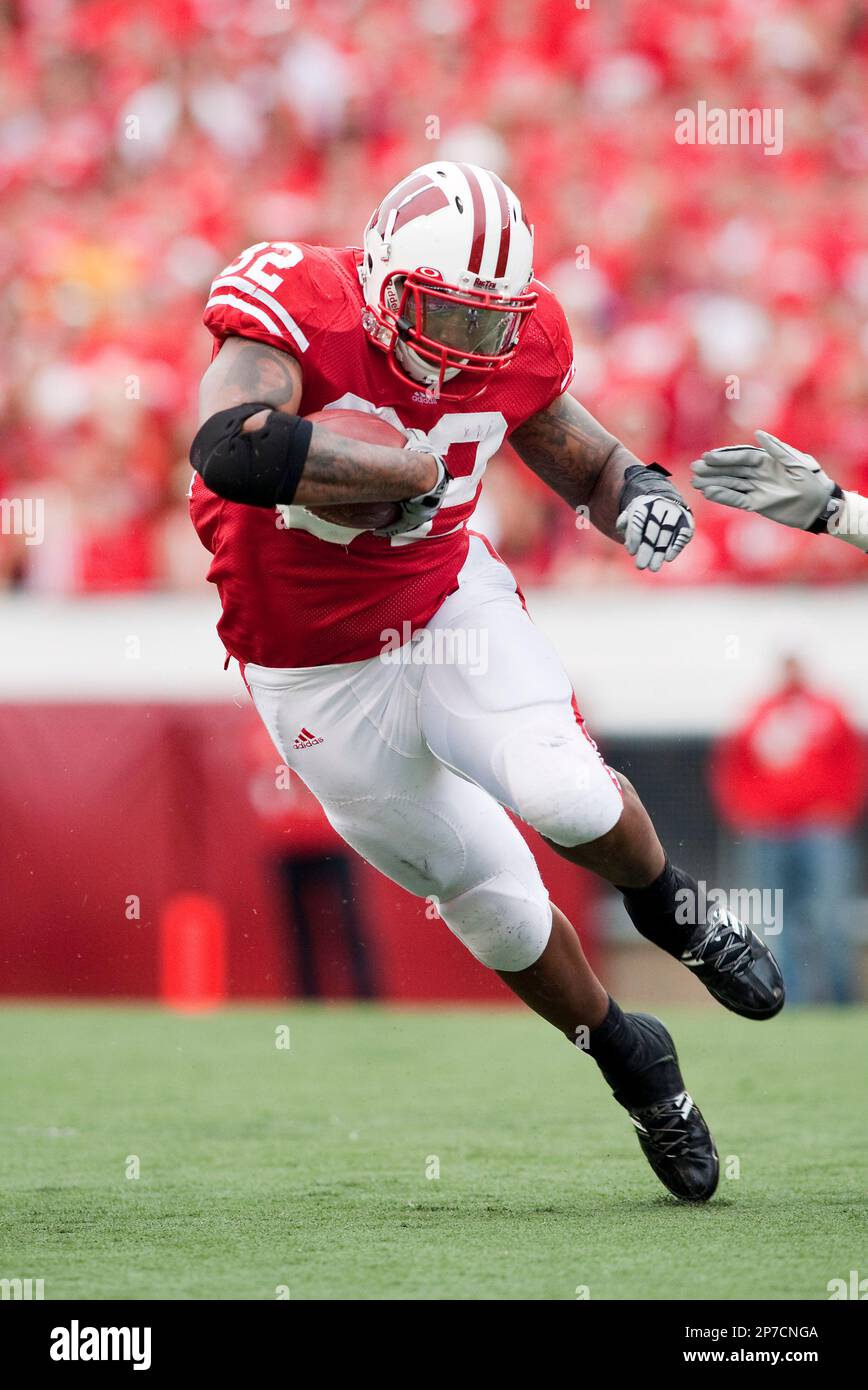 Wisconsin Badgers running back John Clay (32) carries the ball during ...
