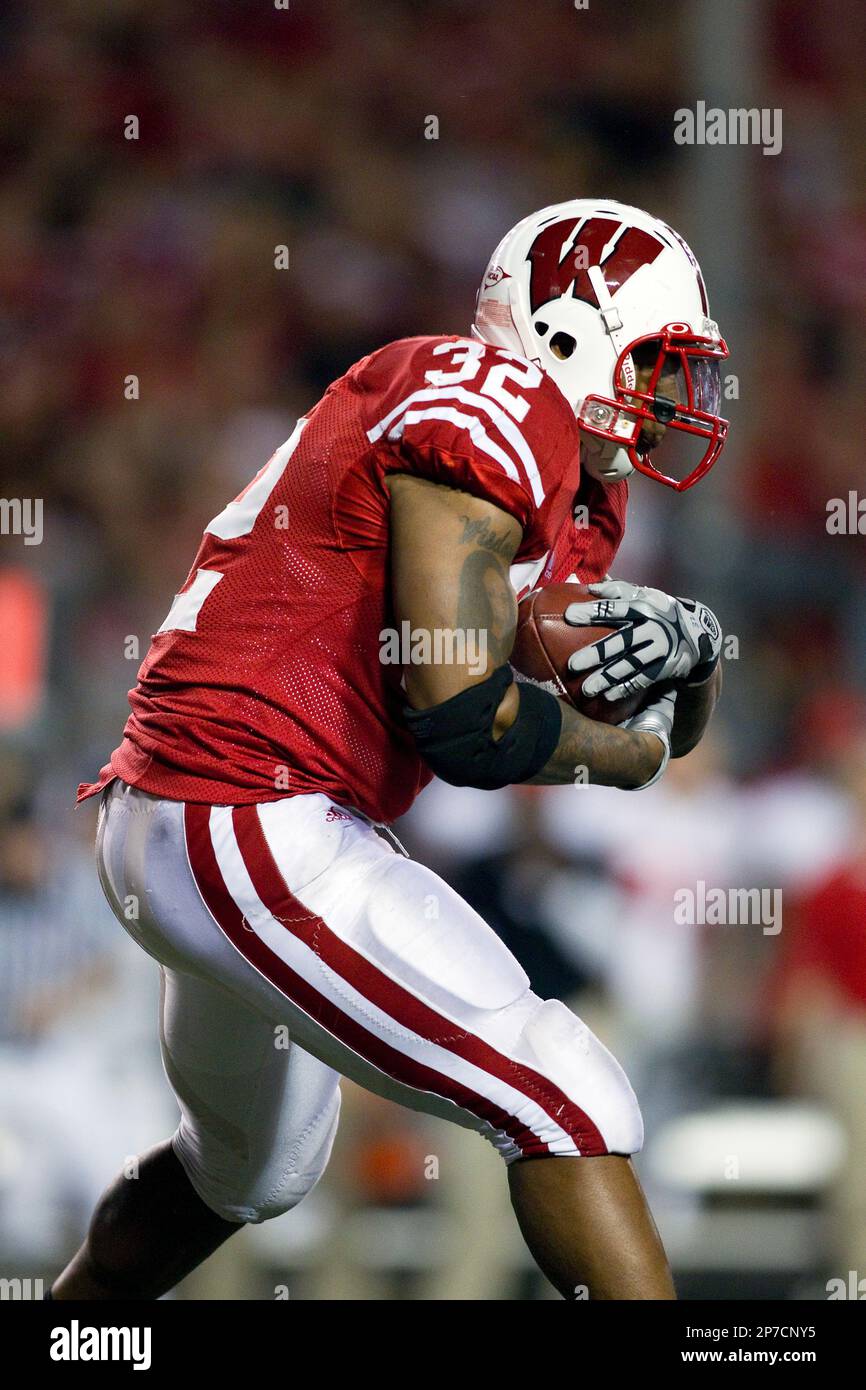 Wisconsin Badgers running back John Clay (32) carries the ball during ...