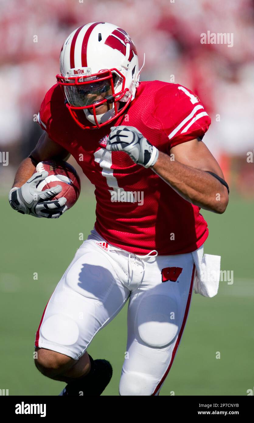 Wisconsin Badgers wide receiver Nick Toon (1) carries the ball during ...