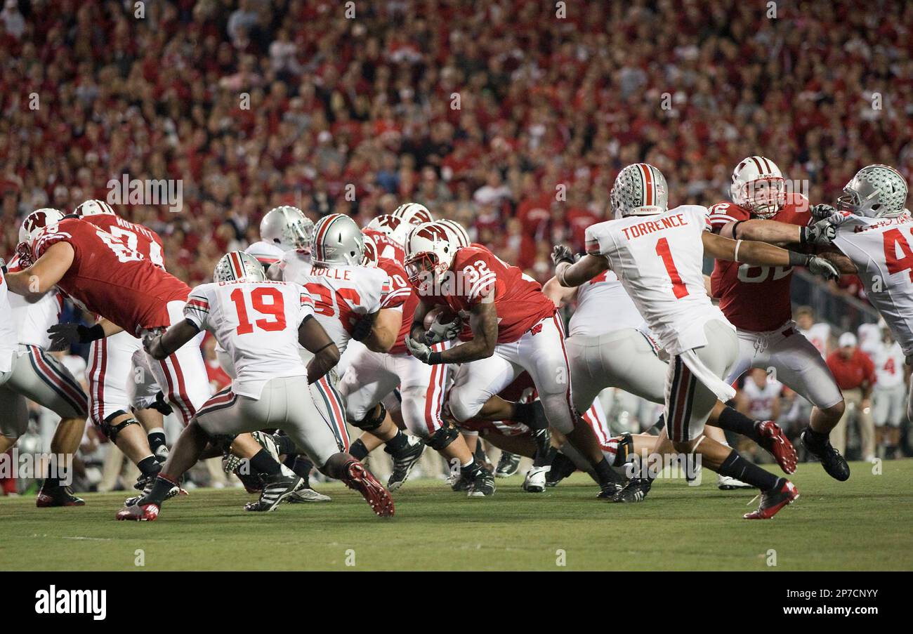 Wisconsin Badgers running back John Clay (32) carries the ball during ...