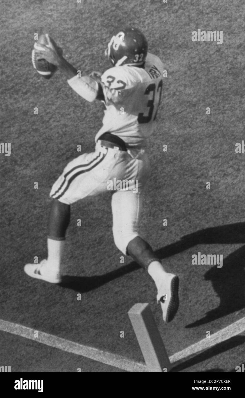 Oct. 11, 1975 -- Oklahoma football player Horace Ivory #32 goes 33 ...