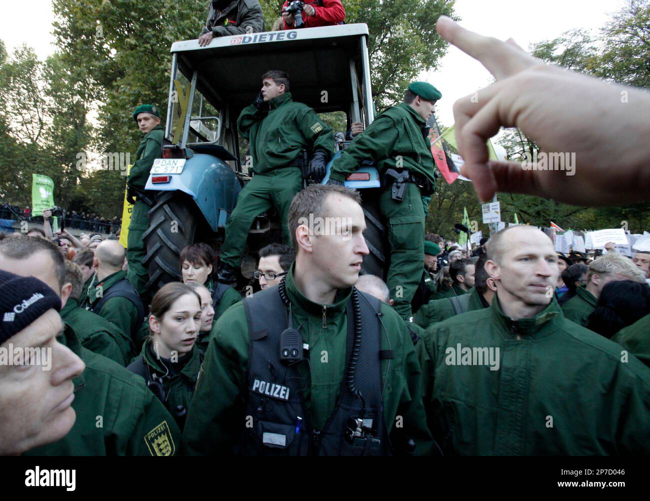 Polizisten verhindern am Montag (18.10.10) bei einem Protest gegen das ...