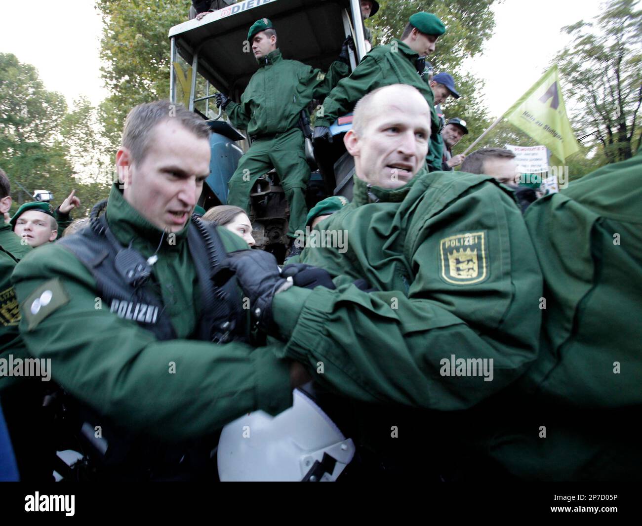 Polizisten verhindern am Montag (18.10.10) bei einem Protest gegen das ...