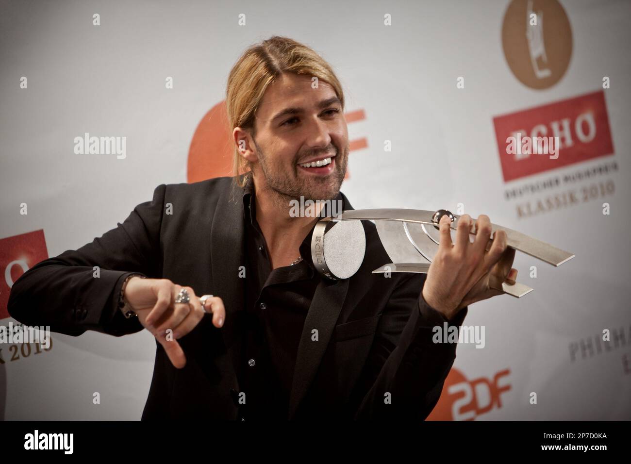 Violinist David Garrett posiert am Sonntag (17.10.10) in der Philharmonie in Essen nach der ...