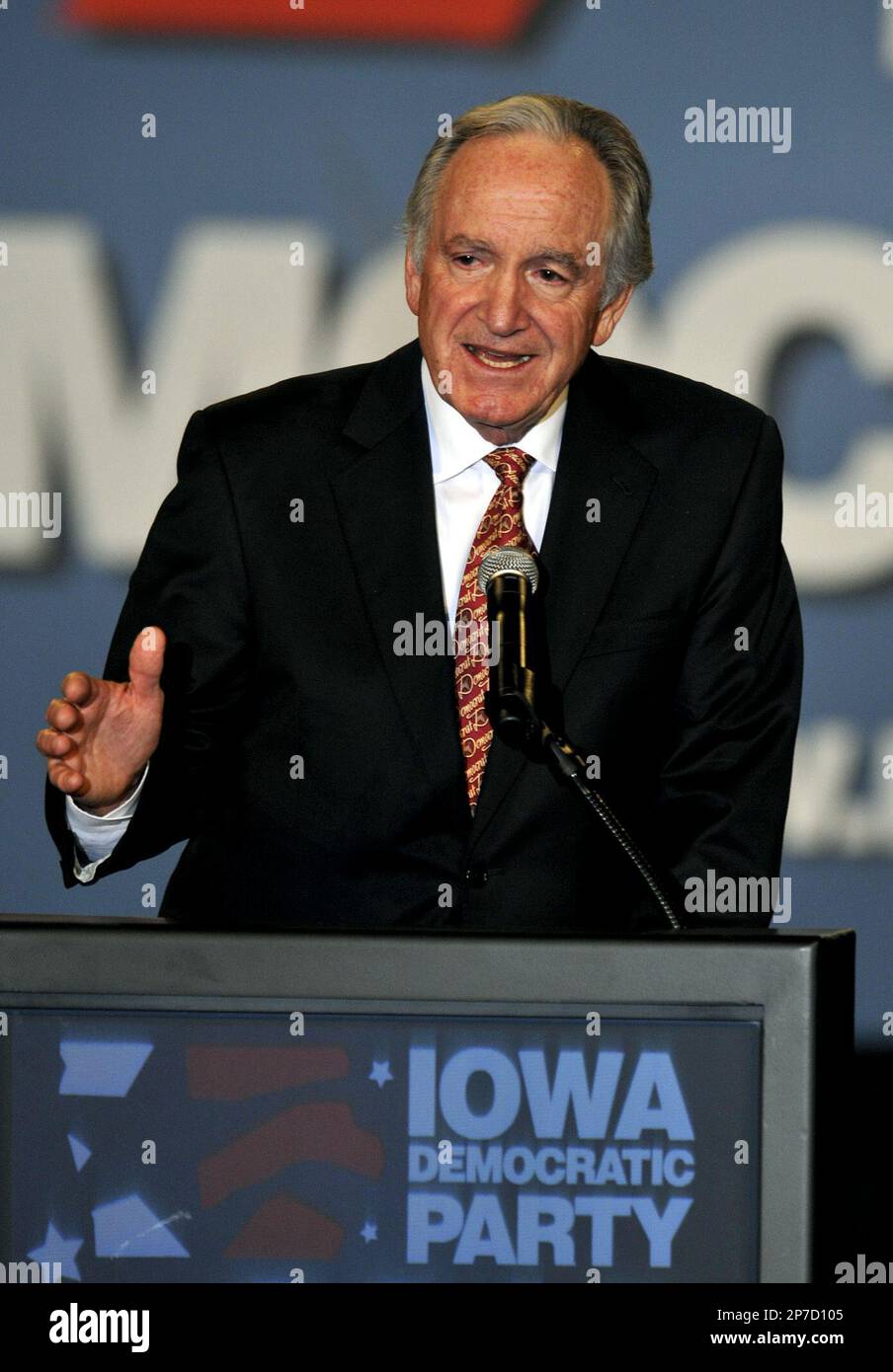 Iowa Senator Tom Harkin speaks to fellow Democrats prior to keynote ...