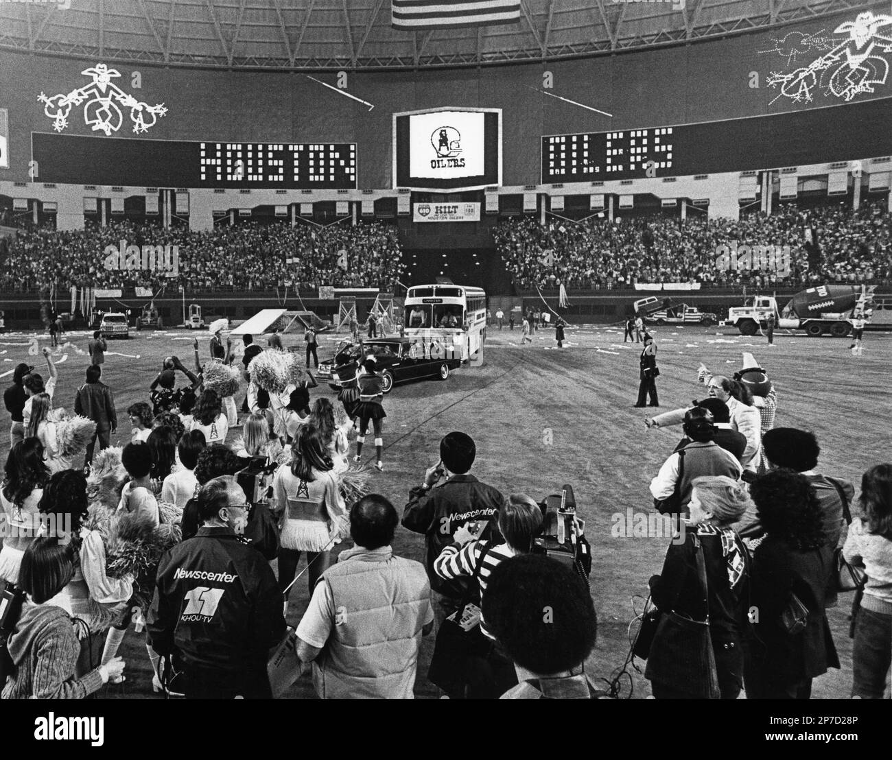01/08/1979 - Buses greeted by Houston Oilers' Luv Ya Blue fans in the ...
