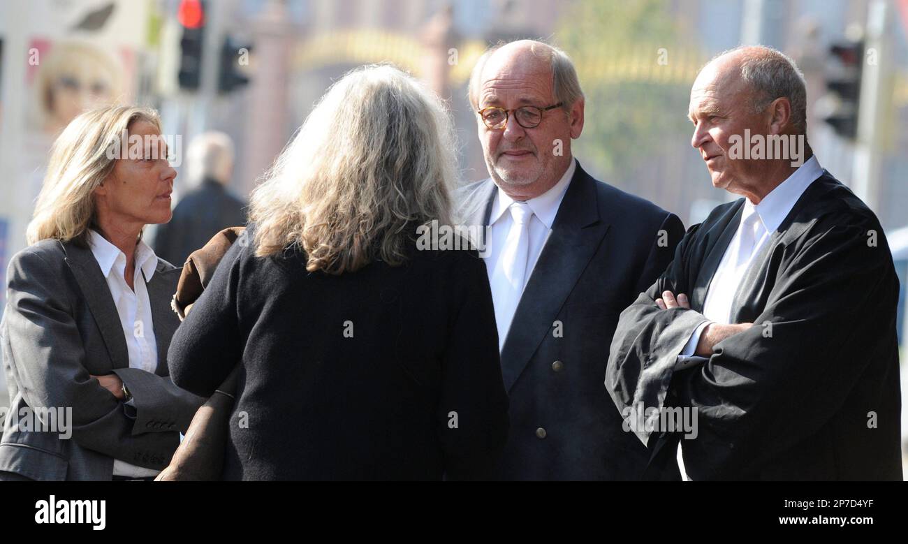 Die Anwaelte des wegen des Verdachts der Vergewaltigung angeklagten ...