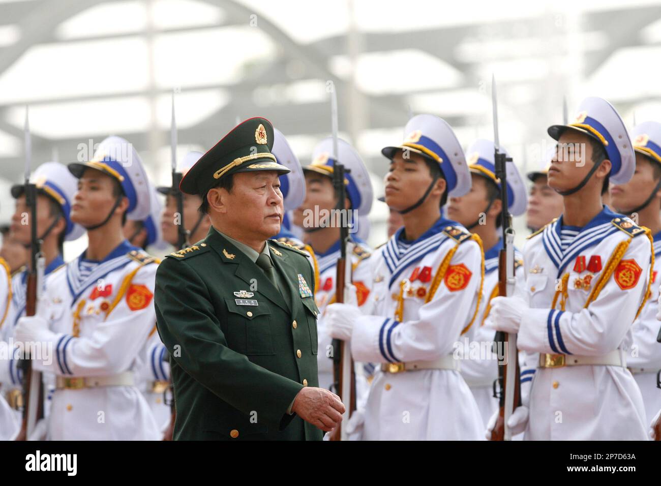 Chinese Defense Minister Liang Guanglie reviews the guard of honor ...