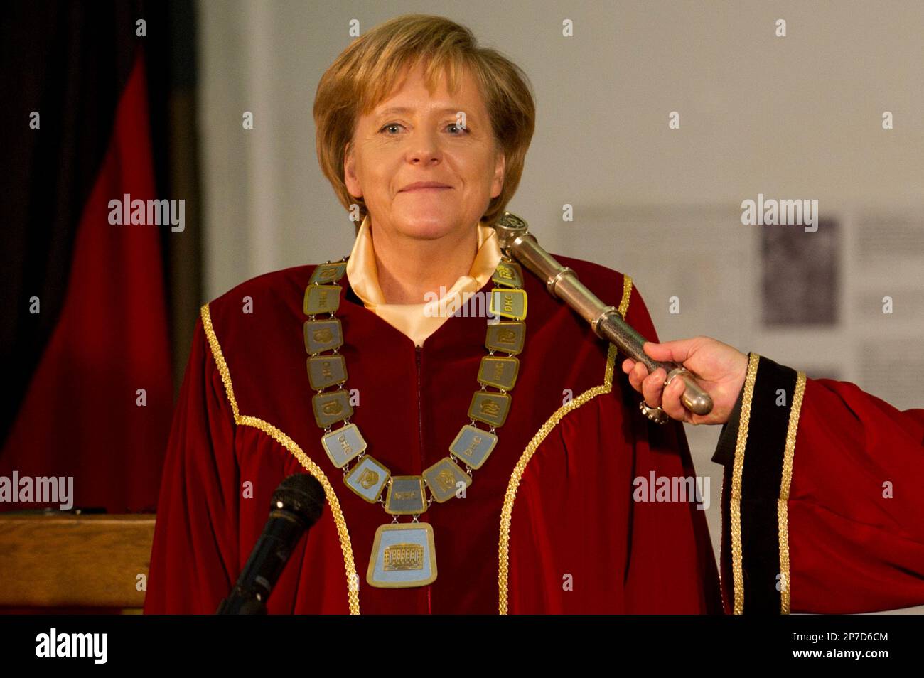 Bundeskanzlerin Angela Merkel (CDU) erhaelt am Montag (11.10.10) im ...