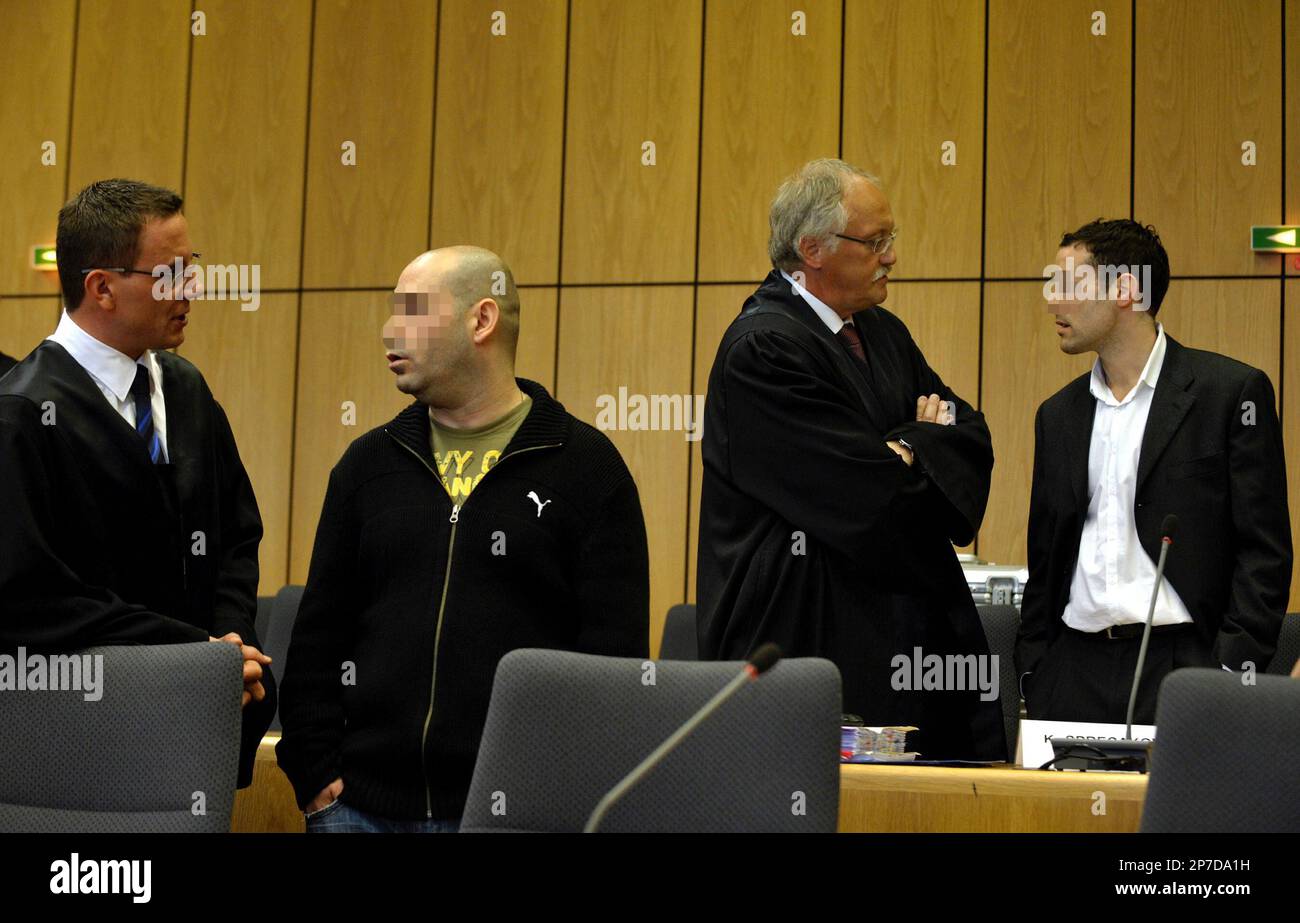 Der Anwalt Joe Therond (v.l.) und der Angeklagte Nurellin G., Anwalt ...