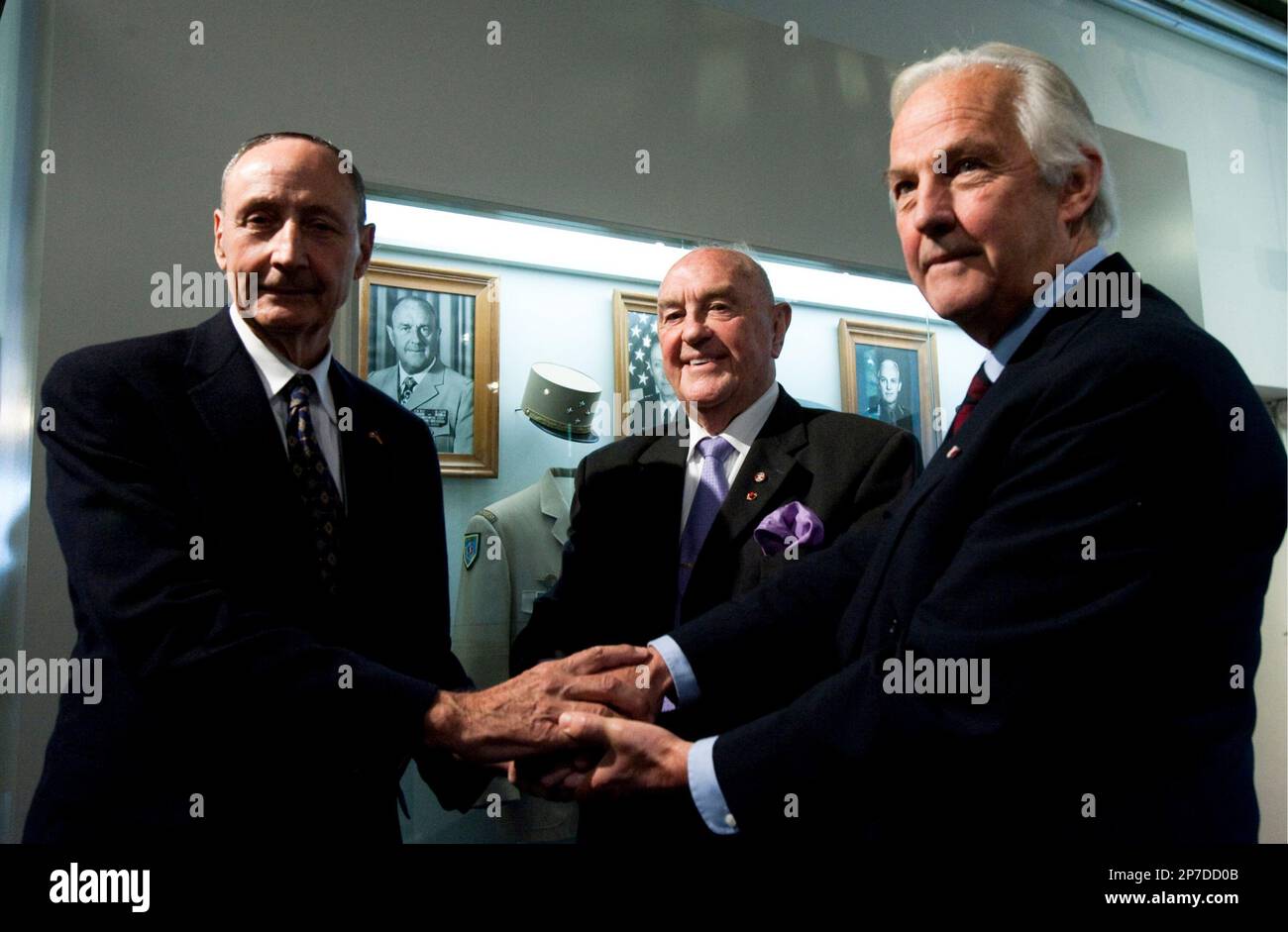 Die ehemaligen alliierten Stadtkommandanten Generalmajor Raymond E ...