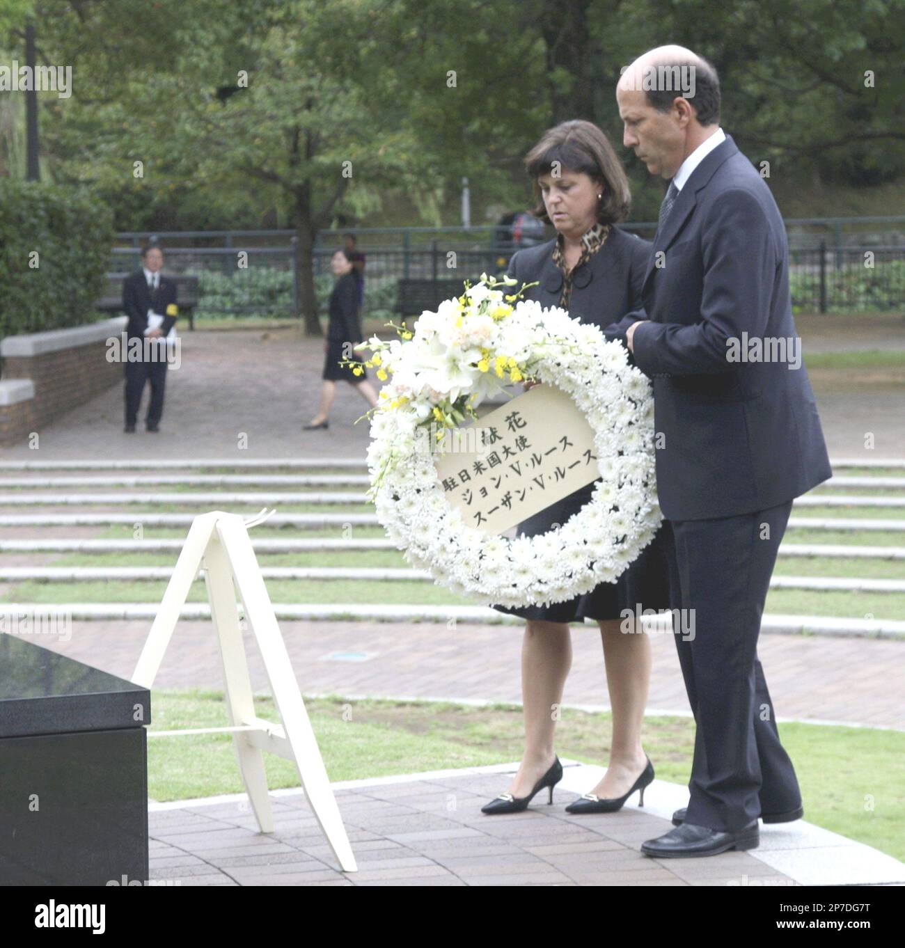 U.S. Ambassador to Japan, John Roos pays a visit to Nagasaki Atomic ...