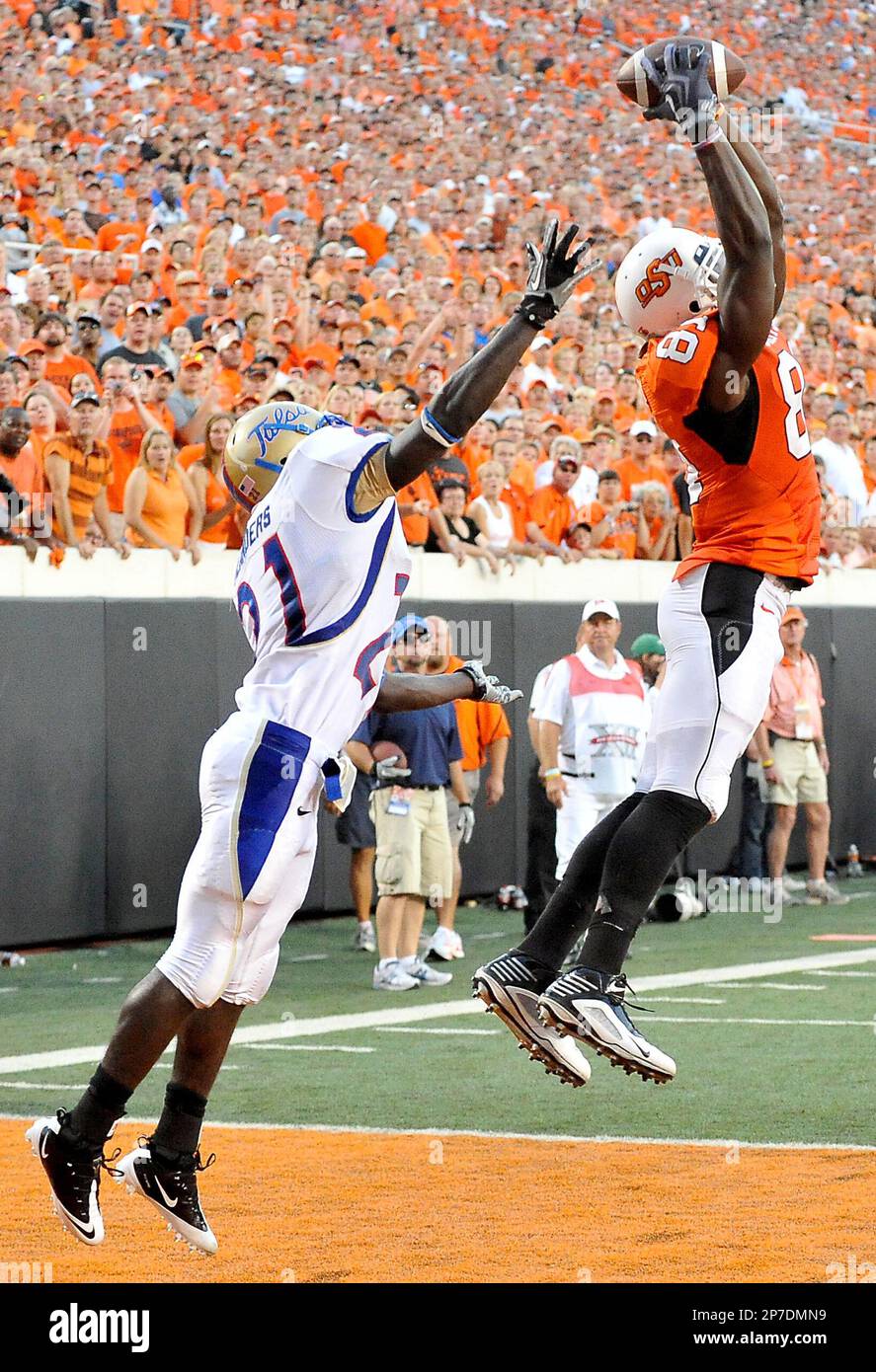 Oklahoma State wide receiver Justin Blackmon catches a touchdown ...
