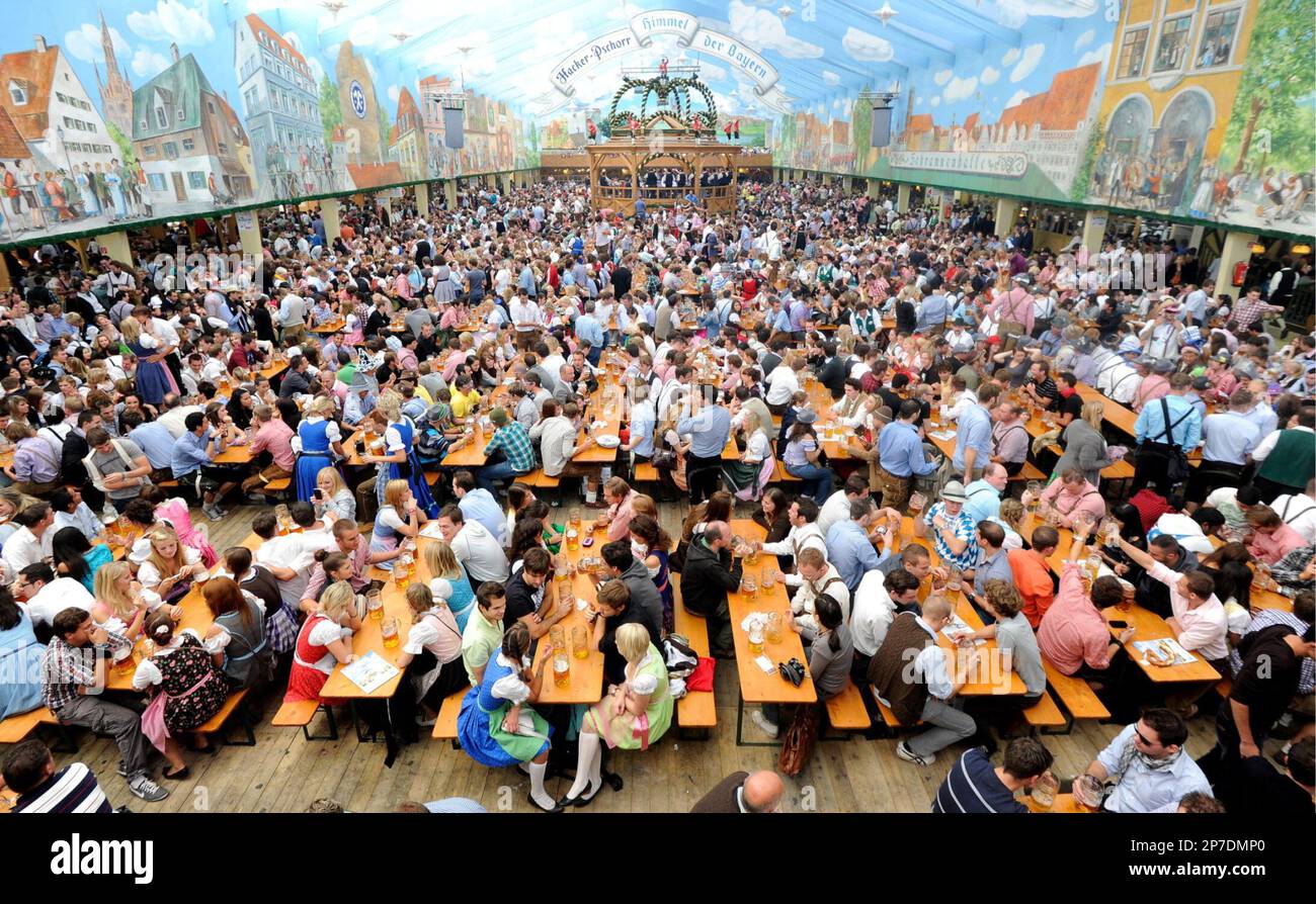 Festbesucher feiern am Sonntag (19.09.10) in Muenchen (Bayern) auf der ...