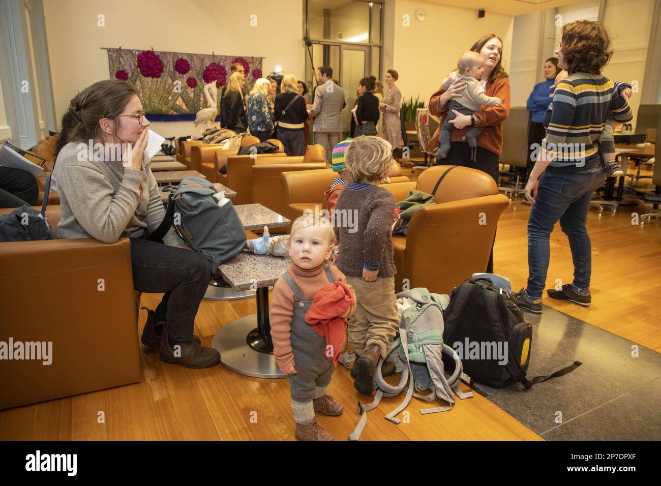 Parents with their young children, of 'Crisiskabinet Kinderopvang' and ...