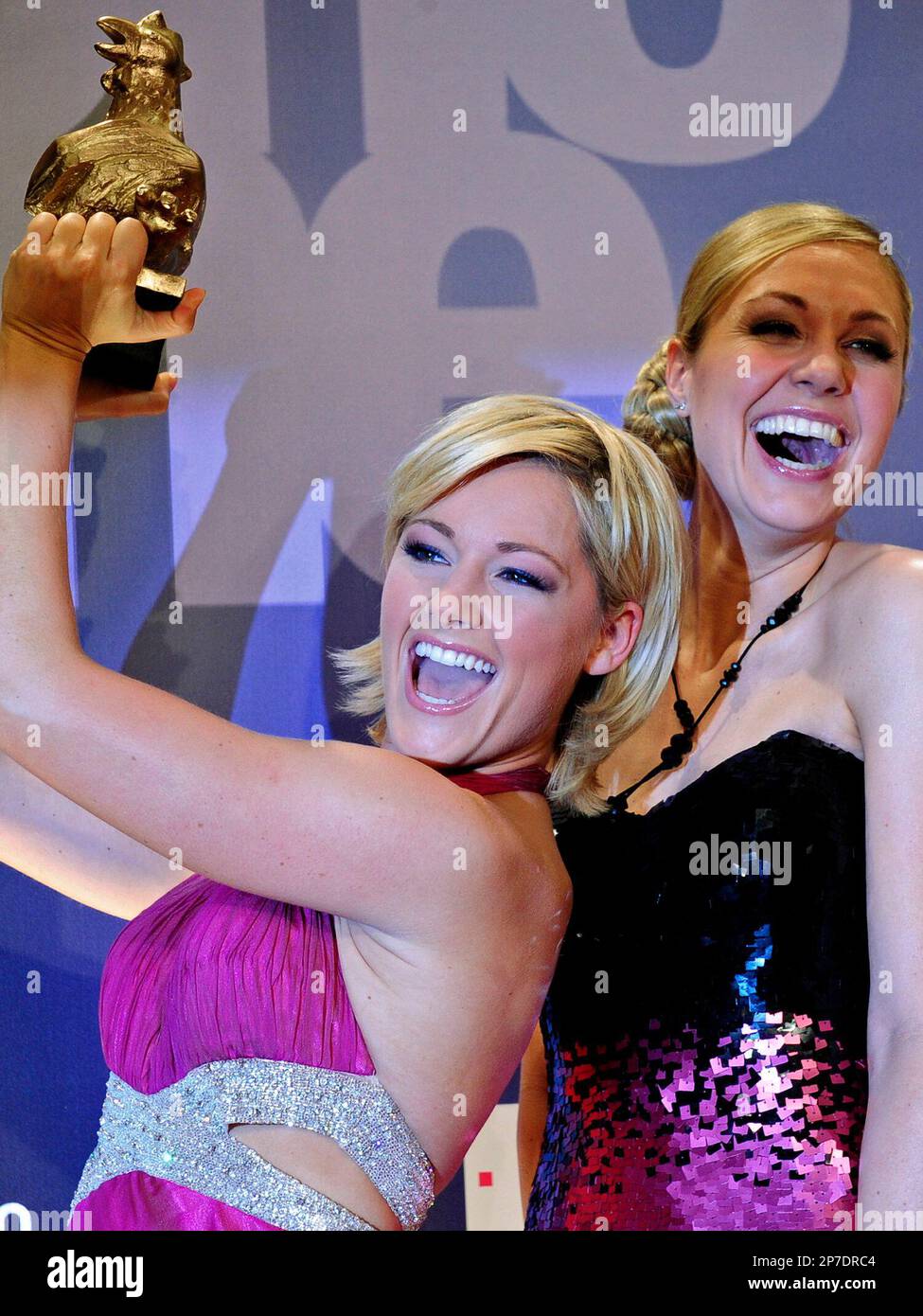 Saengerin Helene Fischer (l.) und Laudatorin Ruth Moschner posieren am ...