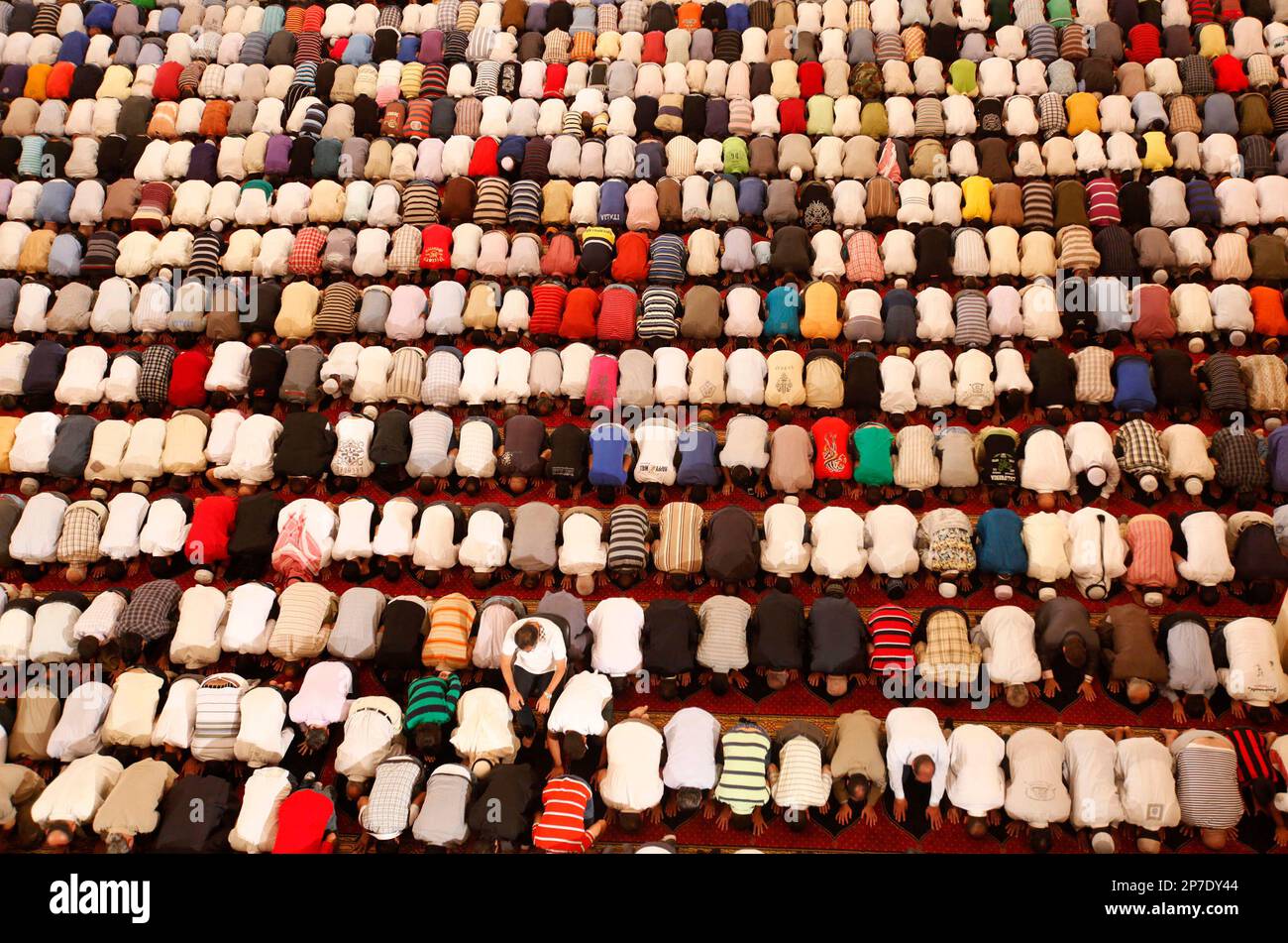 Lebanese Muslim prayers pray during Eid al-Fitr morning prayer at ...