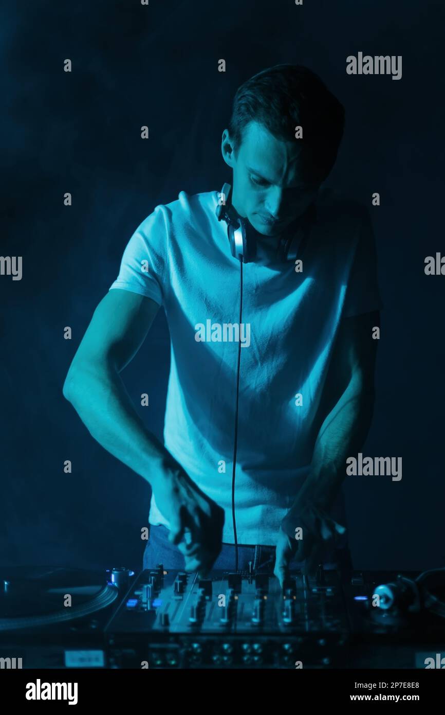 Dj performing music turntables hi-res stock photography and images - Alamy
