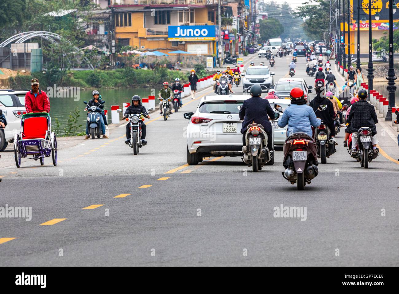 Crowded roadway hi-res stock photography and images - Alamy