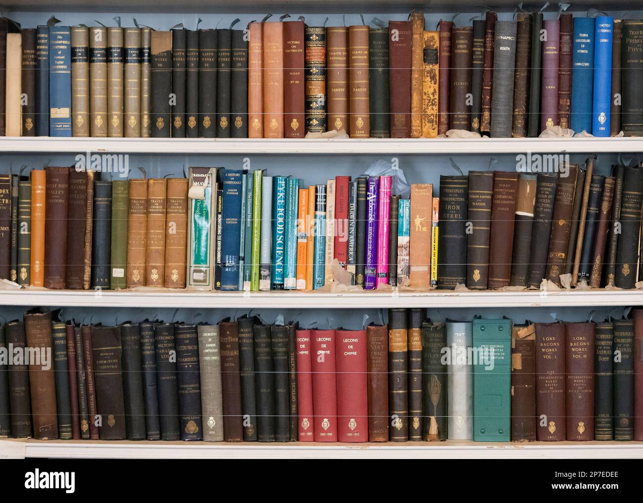 Books in the Library Room at the Royal Institution of Great Britain ...