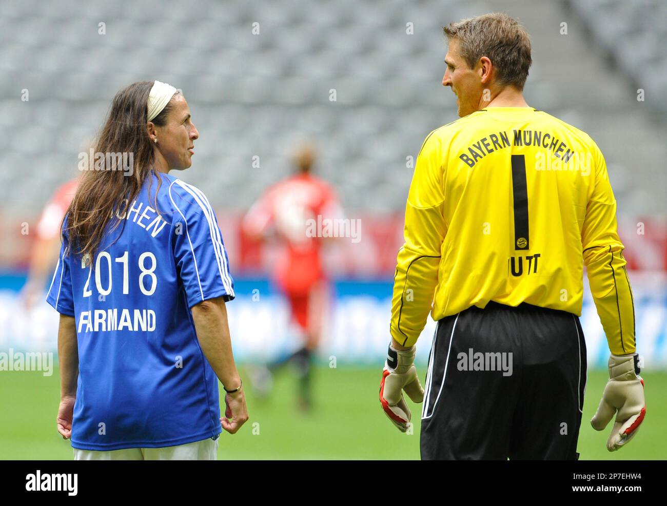 Die ehemalige Snowboard Weltmeisterin Sandra Farmand, links, unerhaelt ...