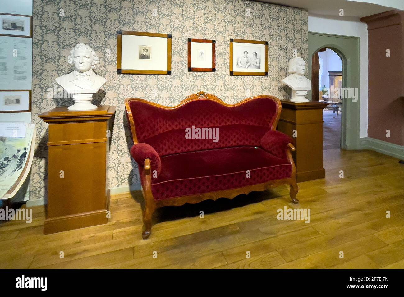 Eingangsbereich von Museum Brüder Grimm in Grimm-Haus, links Jakob ...
