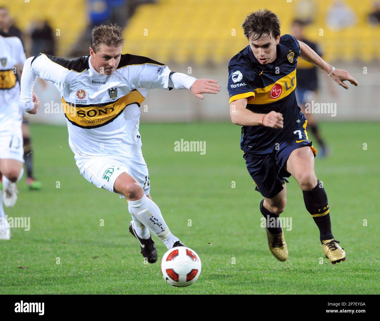 Wellington Phoenix's Ben Sigmund, left, and Argentina's Boca Juniors ...