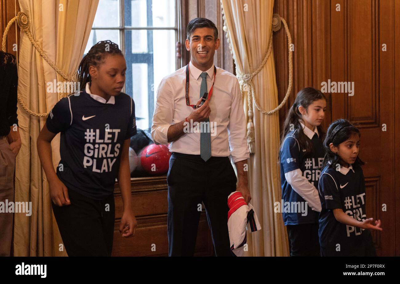 Prime Minister Rishi Sunak hosts current and former members of England ...