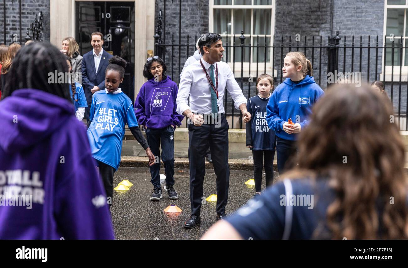 Prime Minister Rishi Sunak hosts current and former members of England ...
