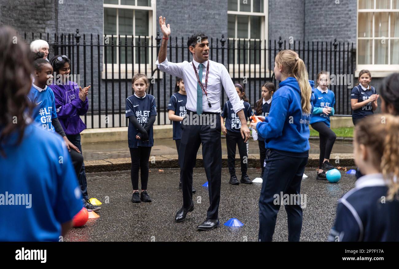 Prime Minister Rishi Sunak hosts current and former members of England ...