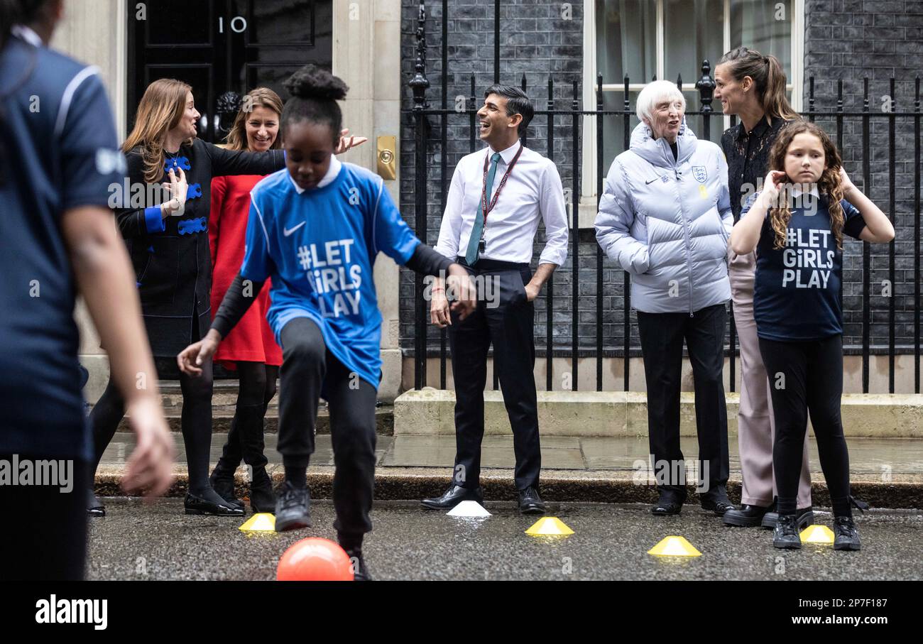 Prime Minister Rishi Sunak hosts current and former members of England ...