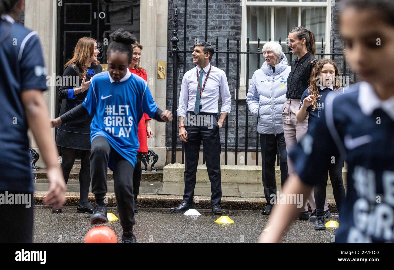 Prime Minister Rishi Sunak hosts current and former members of England ...