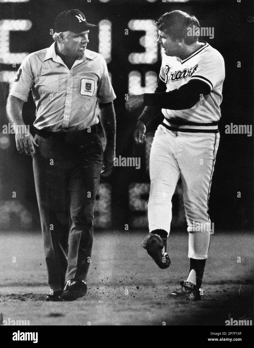 Umpire Jerry Dale and Bobby Cox engage in a spitting exchange in ...