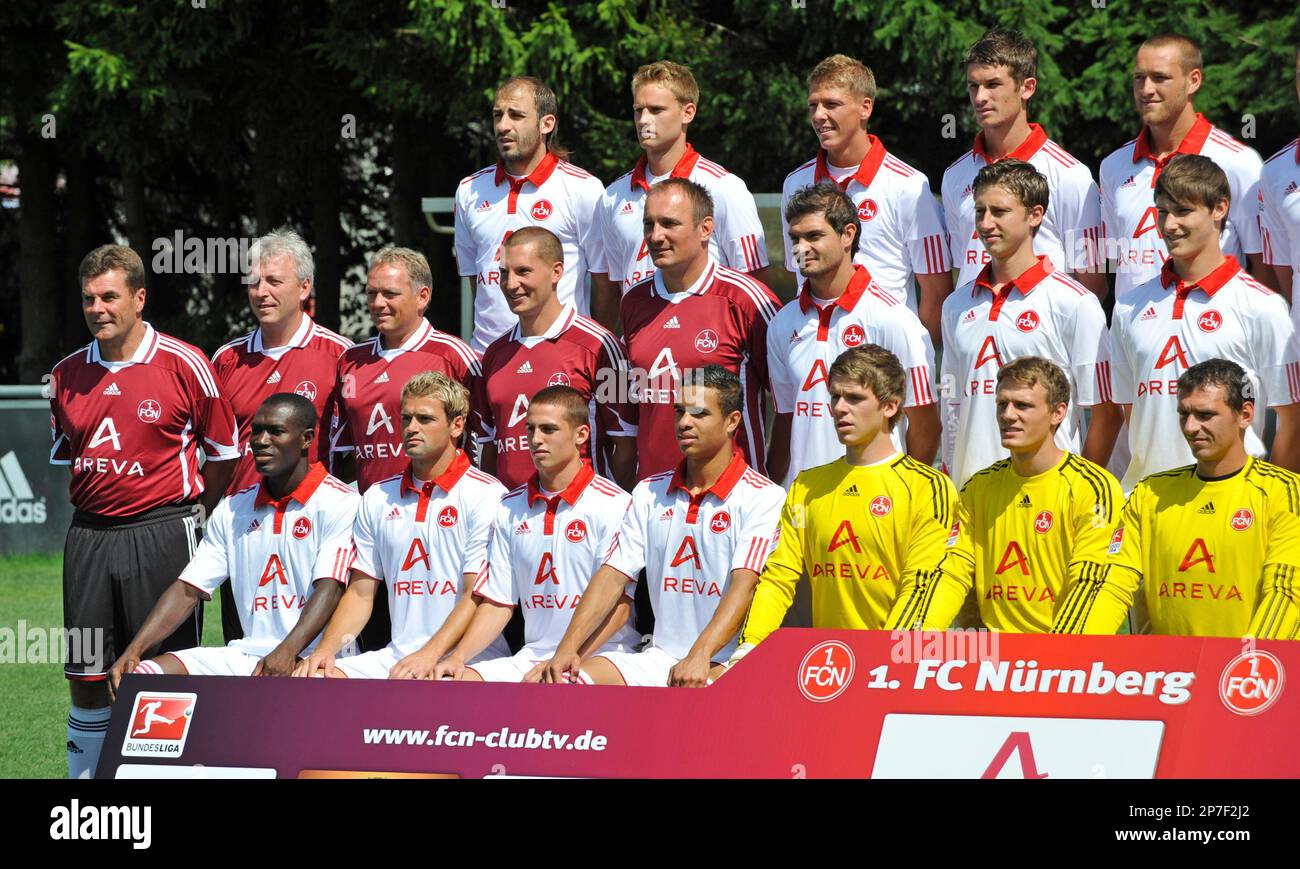 Spieler des 1. FCN stellen sich am Montag, 19. Juli 2010, auf dem ...