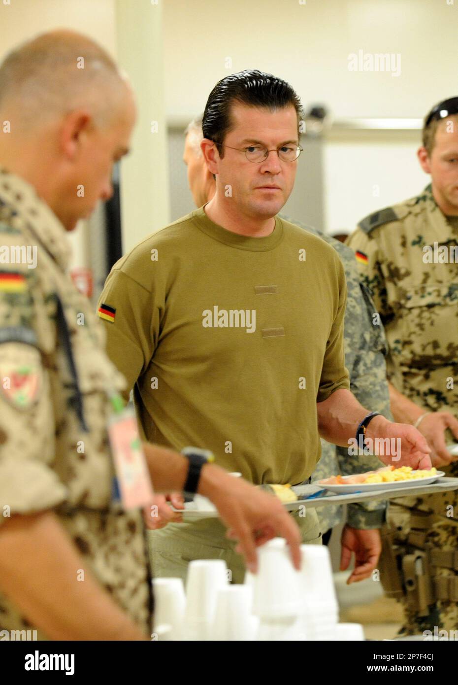 Verteidigungsminister Karl Theodor zu Guttenberg isst am Freitag, 16. Juli 2010, in der Kantine ...