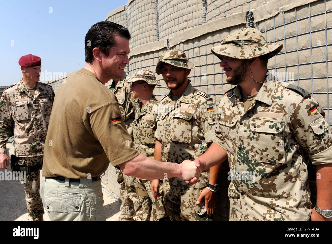 Verteidigungsminister Karl Theodor zu Guttenberg spricht im Feldlager der Bundeswehr in Kundus ...