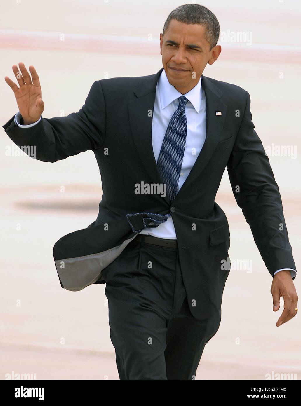 After stepping off Marine One, President Barack Obama waves as he heads ...