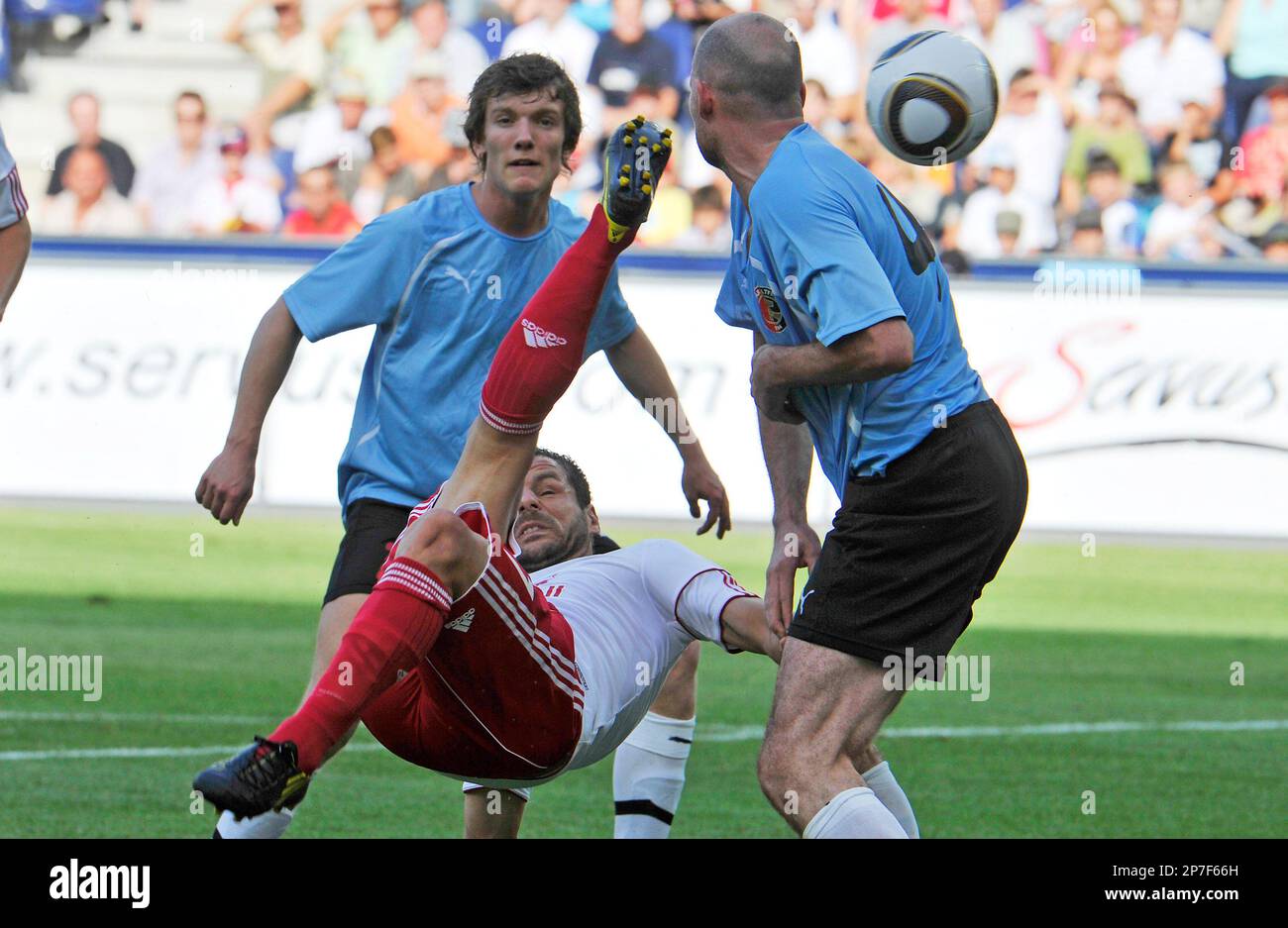 Salzburg's Roman Wallner, center, Rogvi Poulsen, left, and Hans A Lag ...