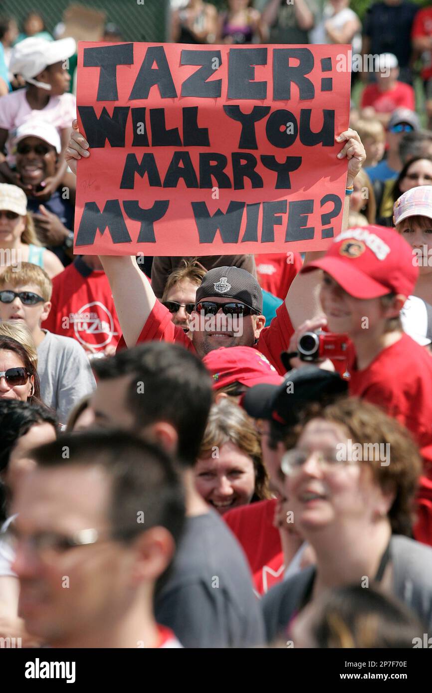 A crowd of several thousand gathered to get a glimpse of Chicago ...