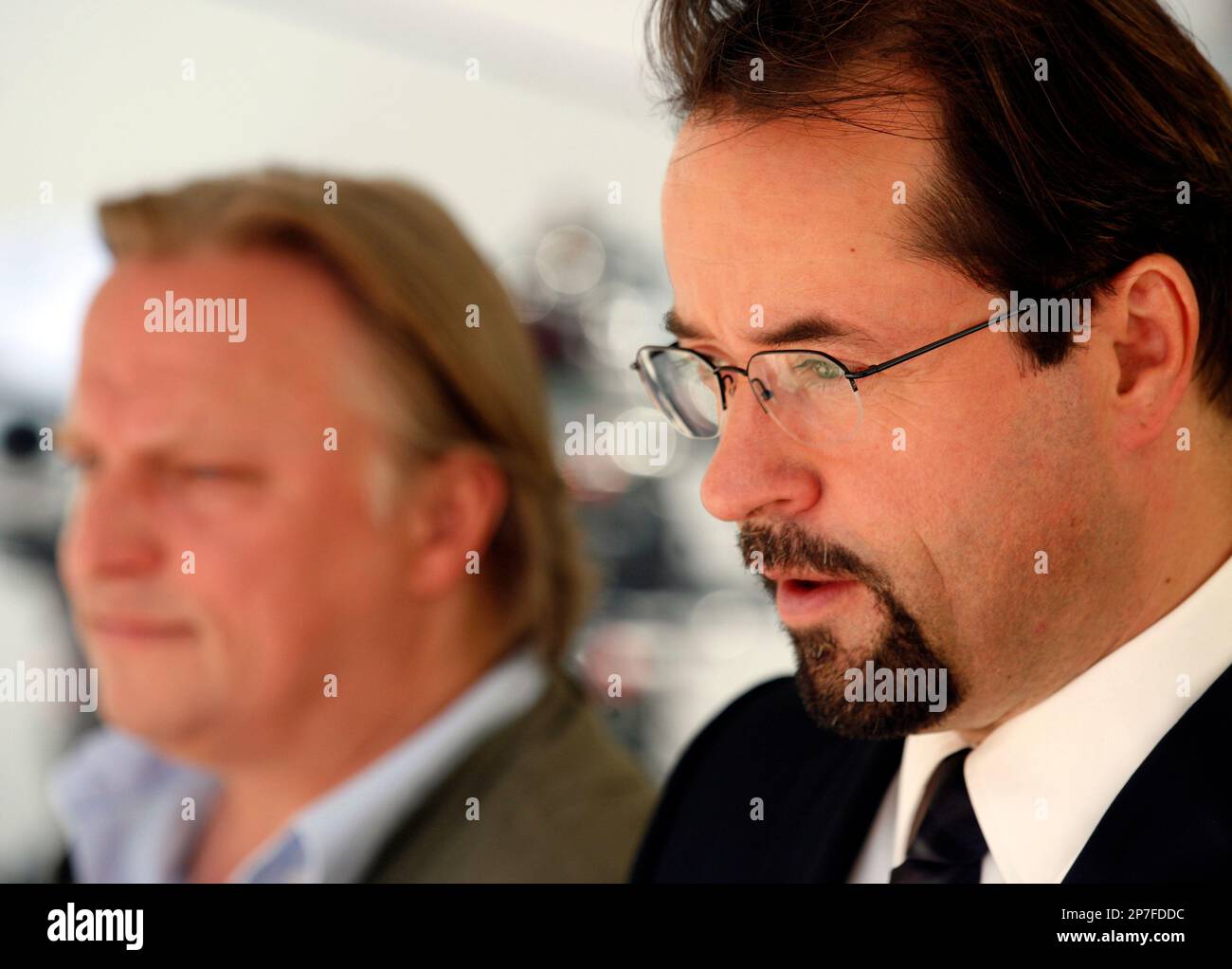 Die Schauspieler Axel Prahl als Kommissar Thiel, links, und Jan Josef ...